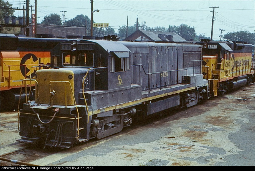 C&O U25B 8126 and GP38 3852
